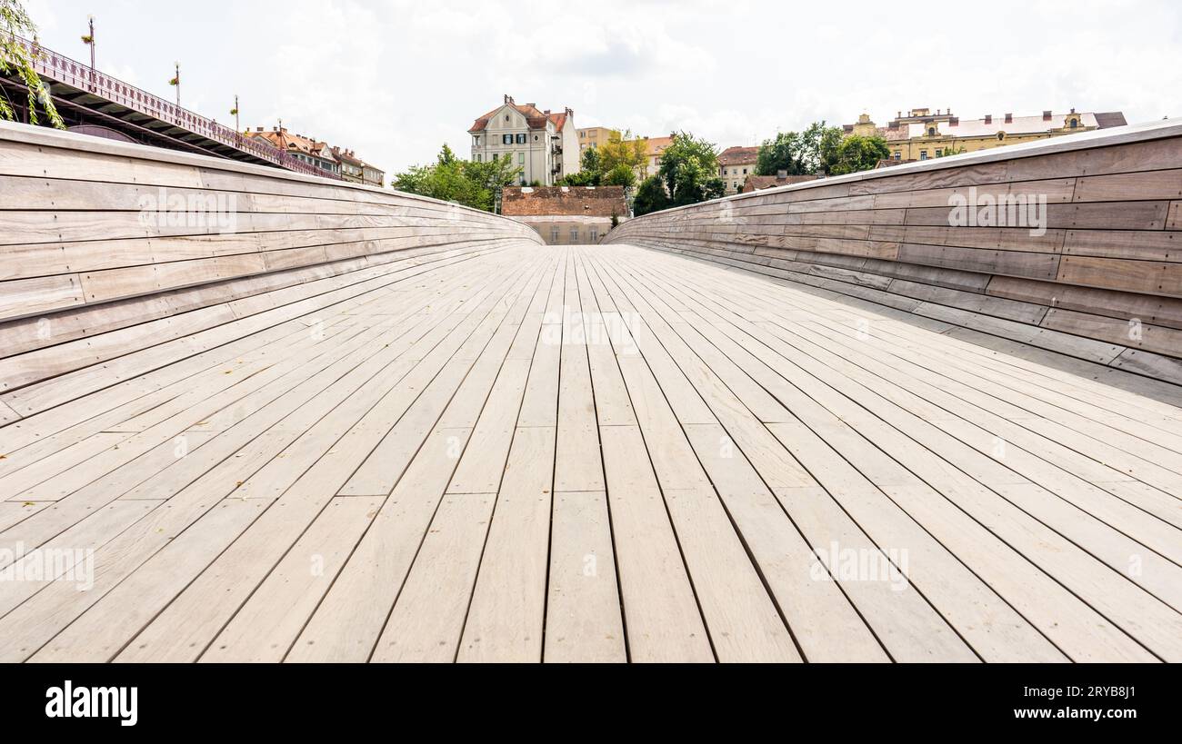 Log footbridge over woodland hi-res stock photography and images - Alamy