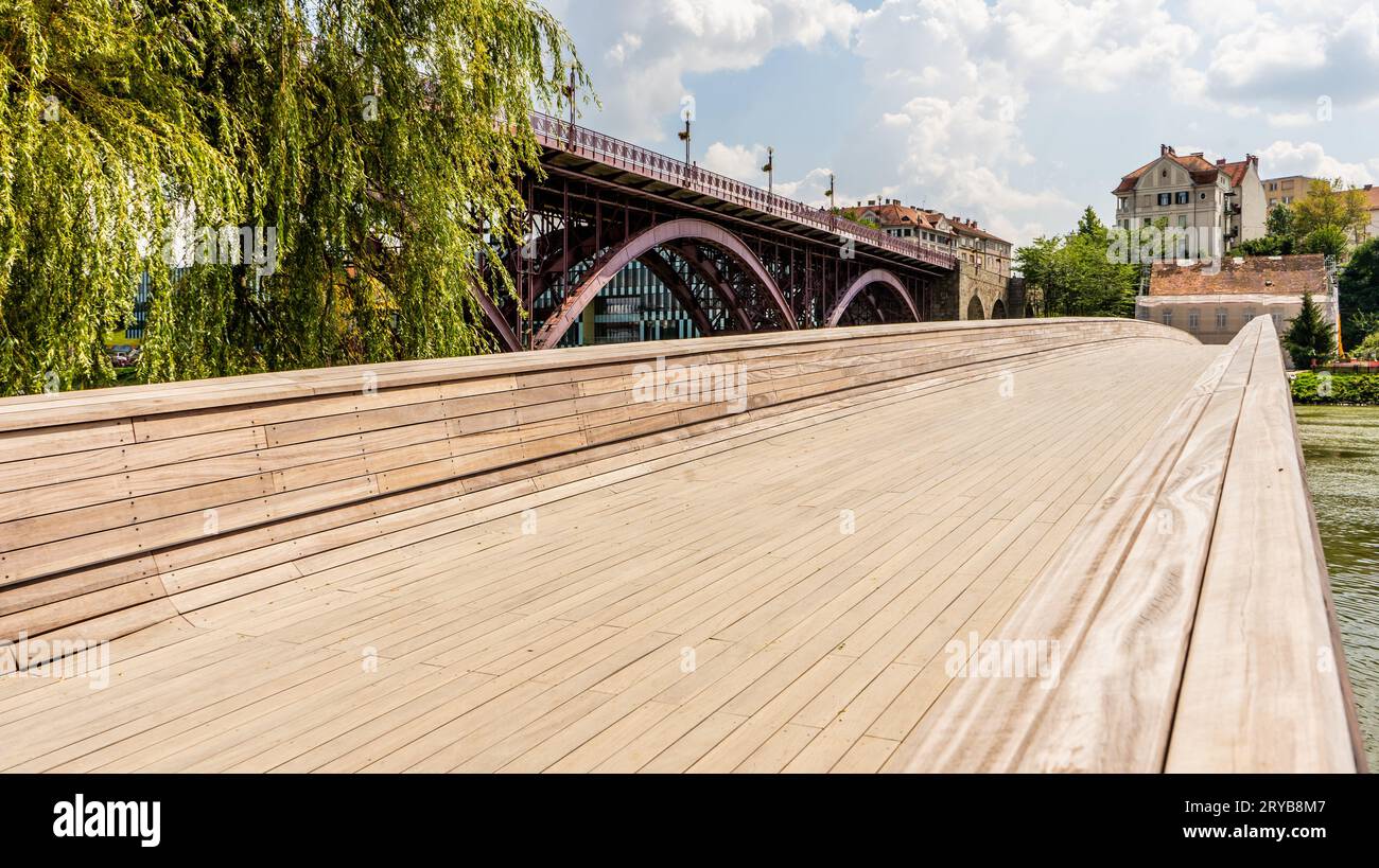 Log footbridge over woodland hi-res stock photography and images - Alamy