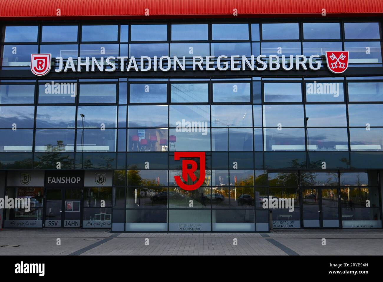 Regensburg, Jahnstadion des SSV Jahn, Fussball - Stadion in der Franz-Josef-Strauss-Allee 22 ...