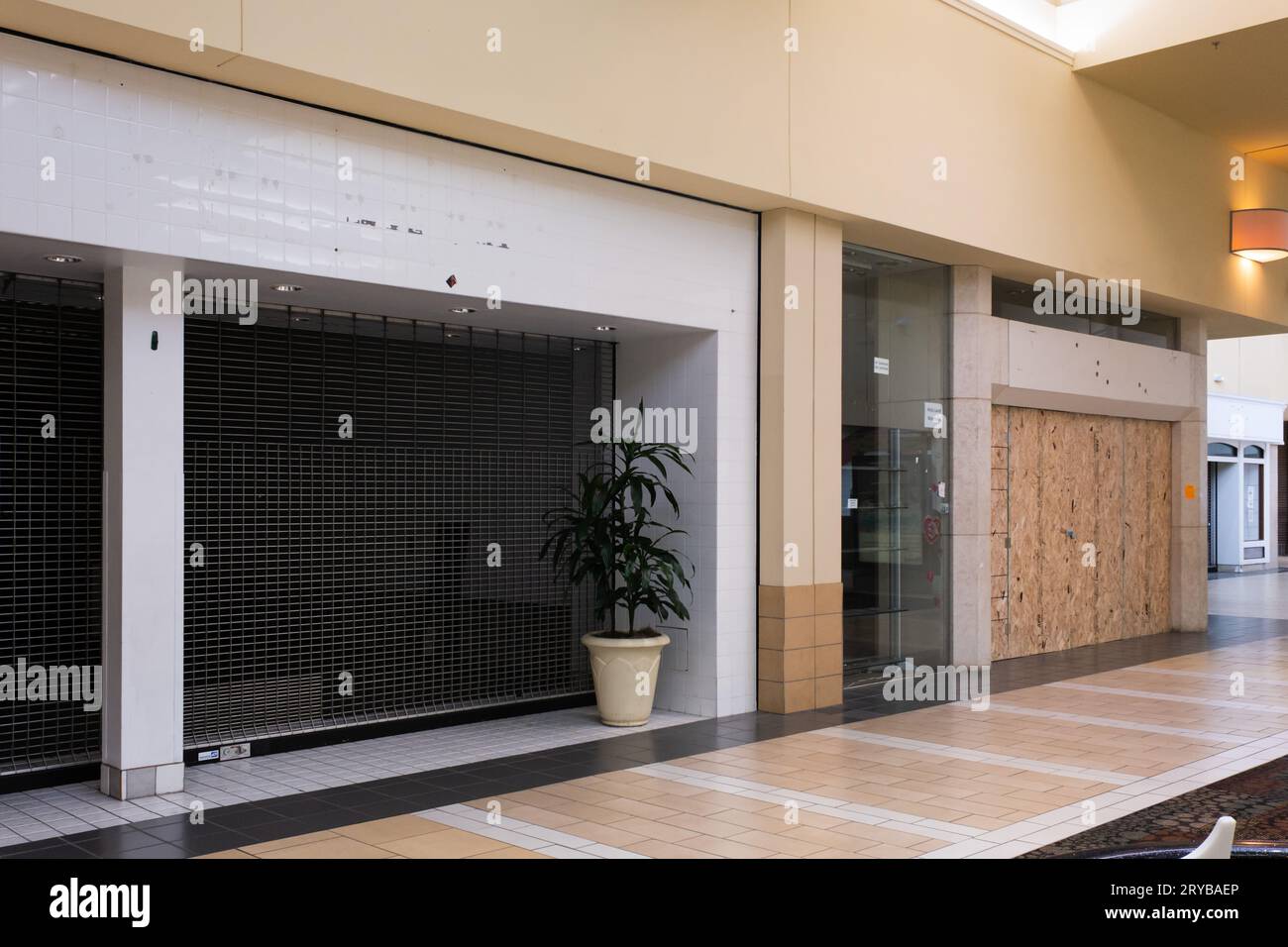 Empty mall center hi-res stock photography and images - Alamy