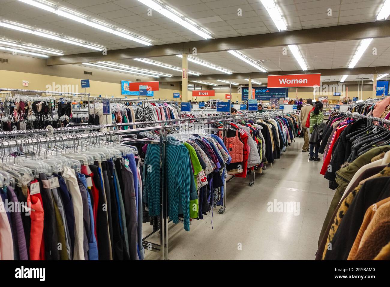 Racks of clothing store hi-res stock photography and images - Alamy