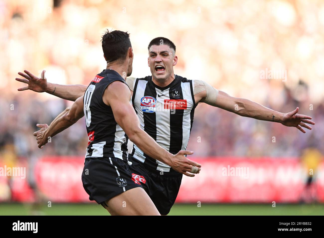 Brayden Maynard of Collingwood (right) reacts after defeating the ...