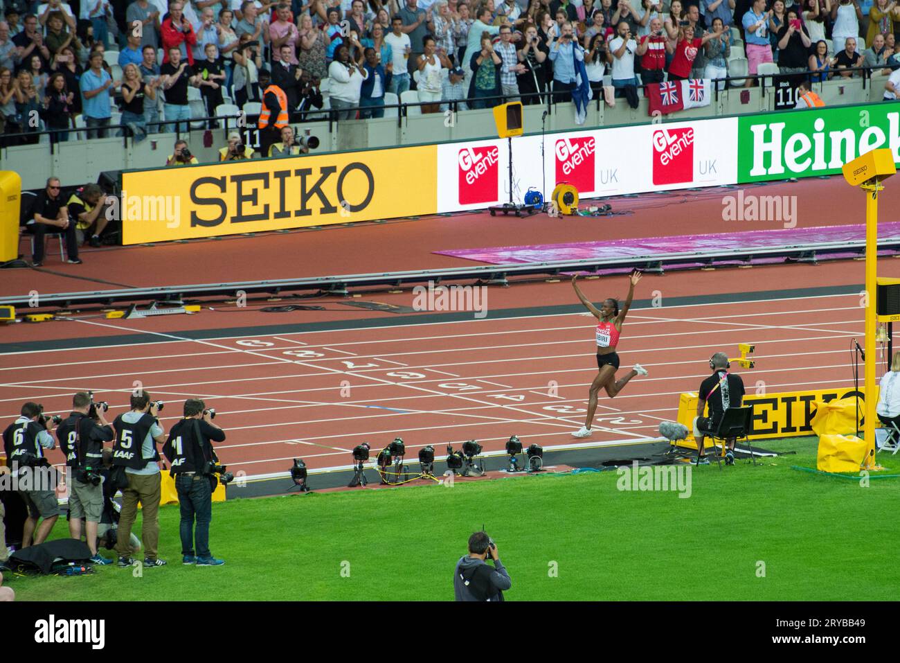 Helen Obiri winning the Women's 5000 Metres at the London 2017 World ...