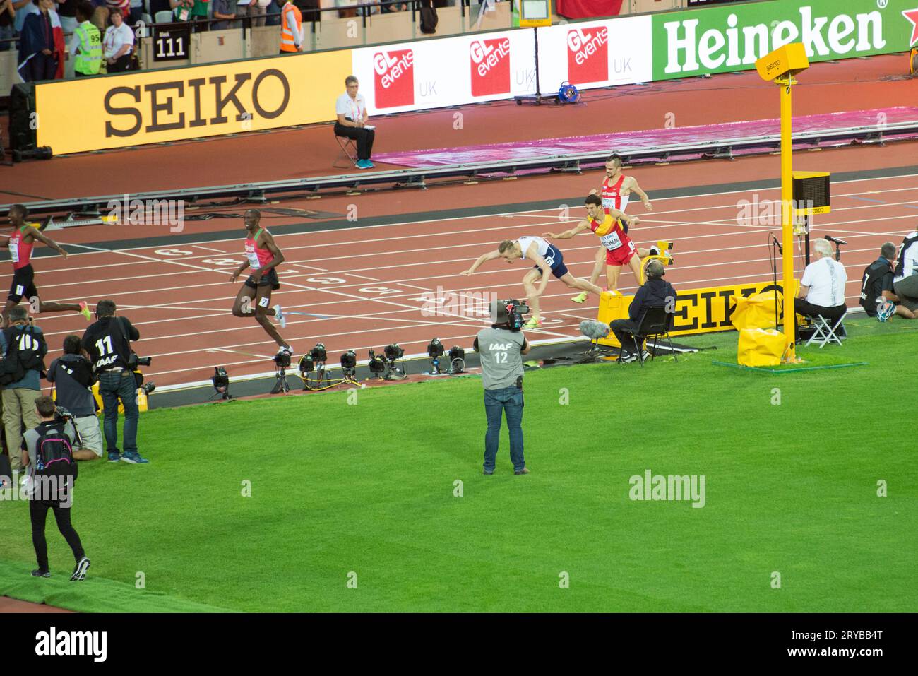 Mens 1500 metres final hi-res stock photography and images - Alamy