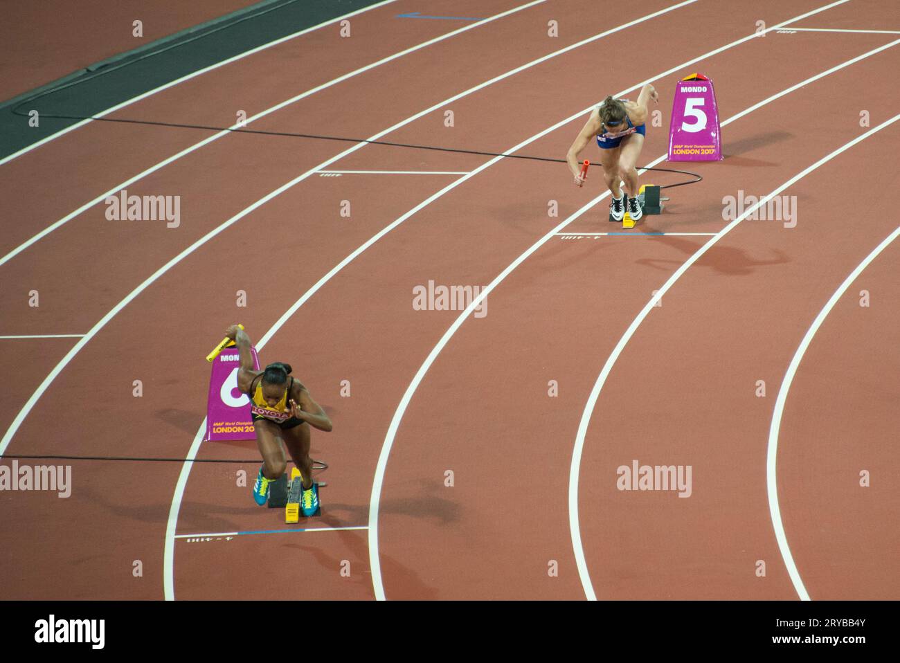 Womens 4x400 metres relay hi-res stock photography and images - Alamy