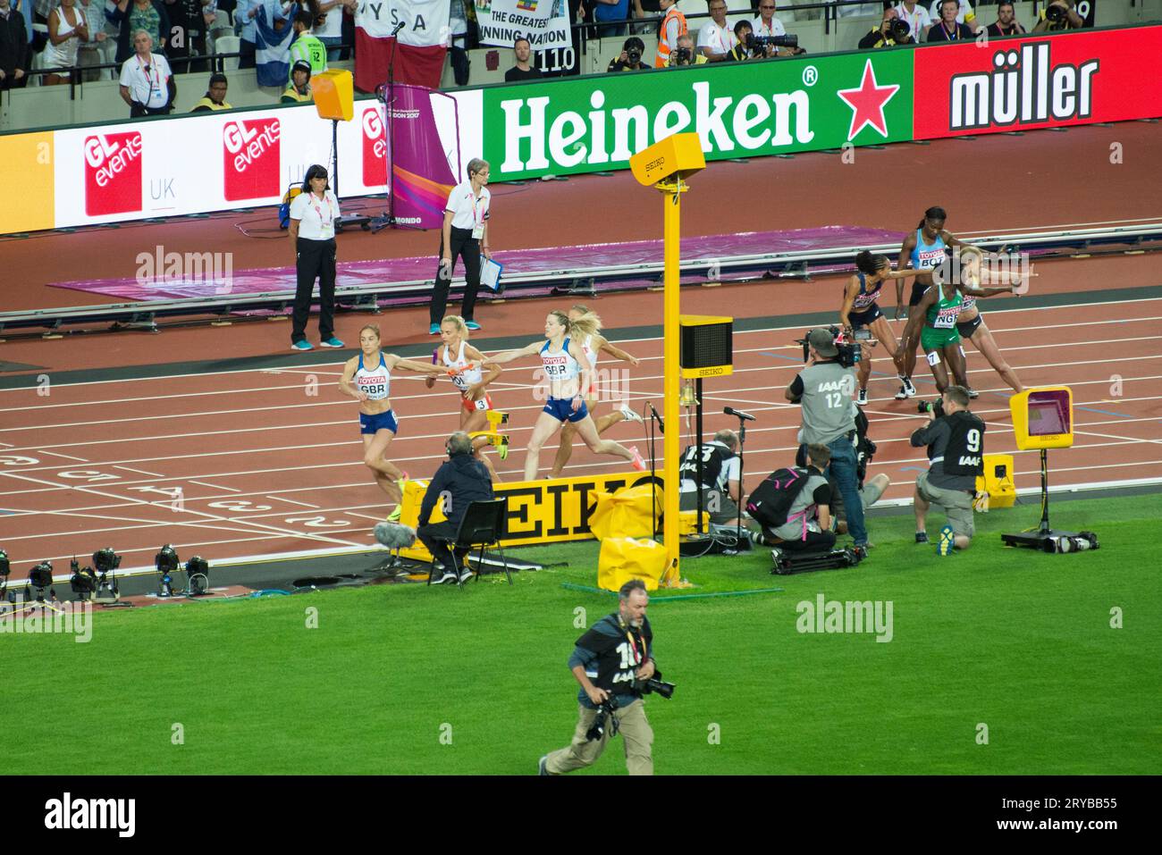 Womens 4x400 metres relay hi-res stock photography and images - Alamy