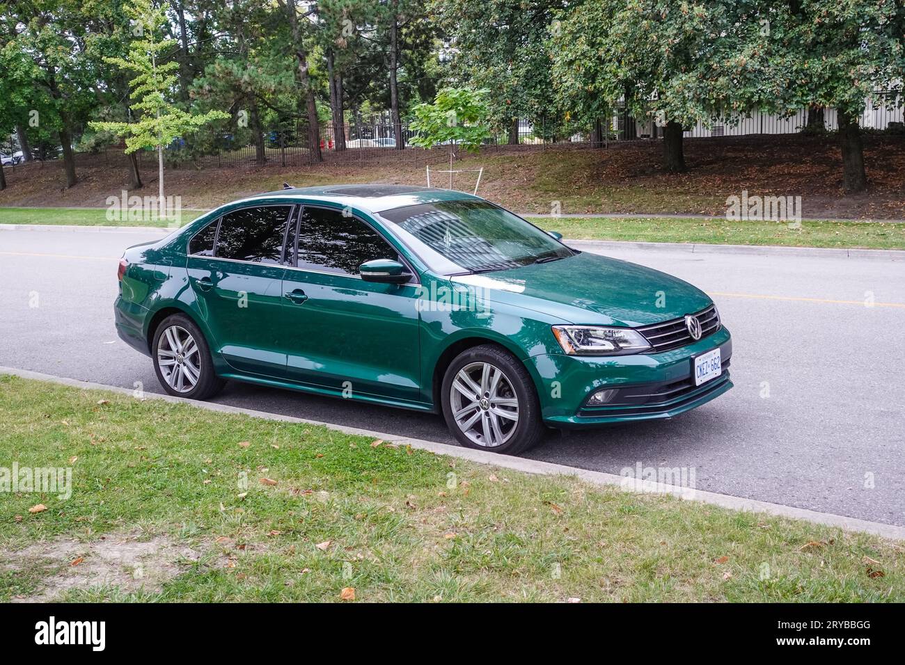Dark green car hi-res stock photography and images - Alamy