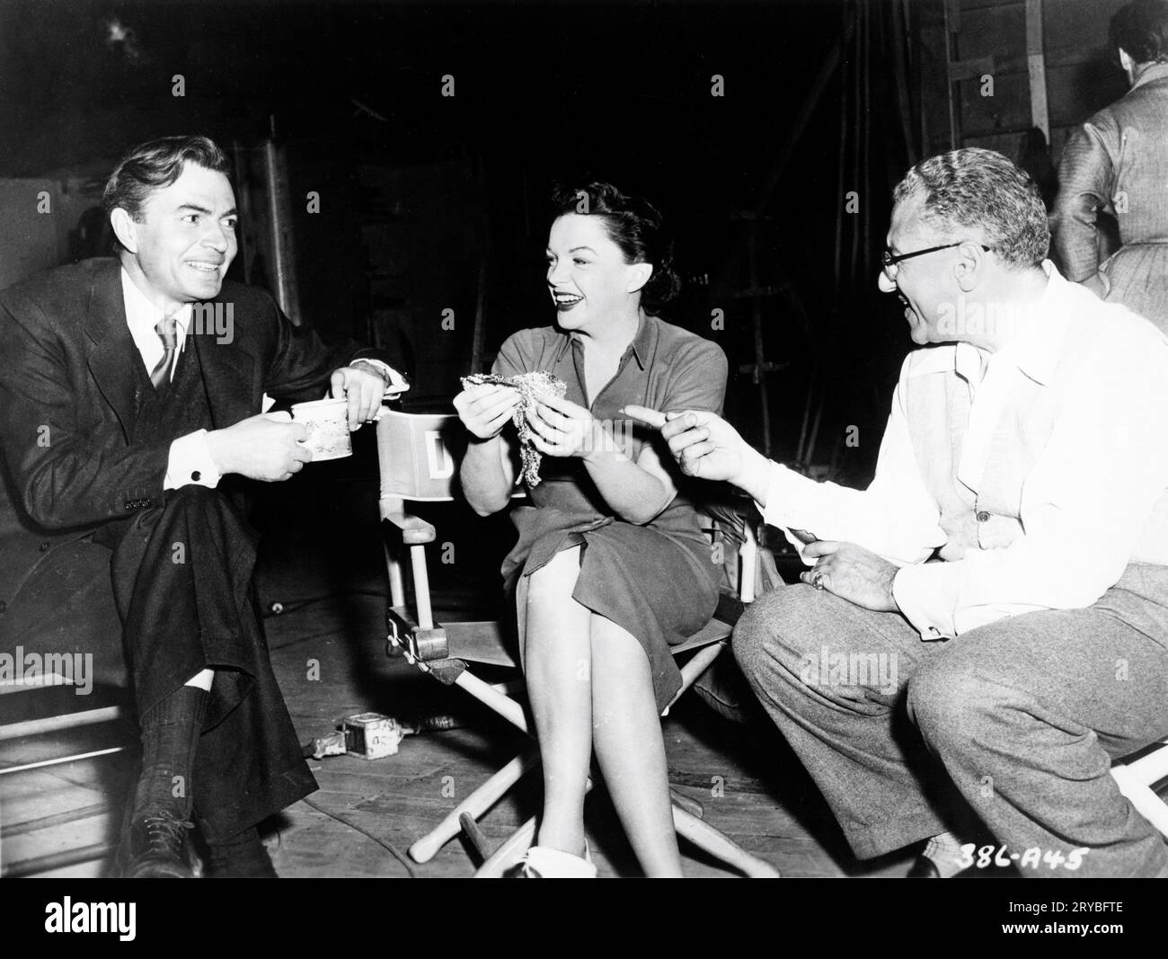 JAMES MASON JUDY GARLAND and Director GEORGE CUKOR on set candid during ...