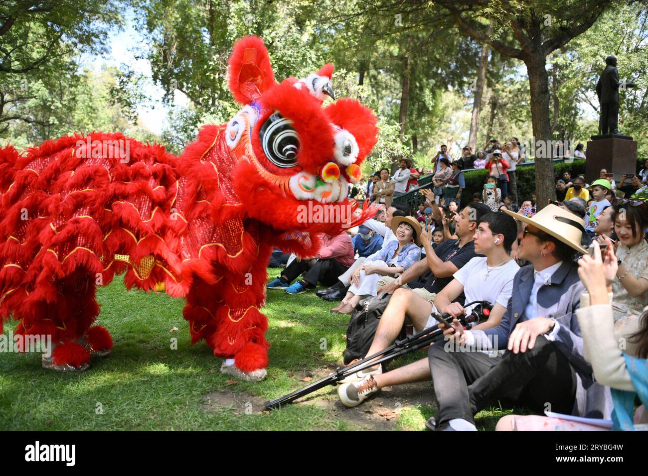 Chinese mid autumn festival lion dance hi-res stock photography and ...