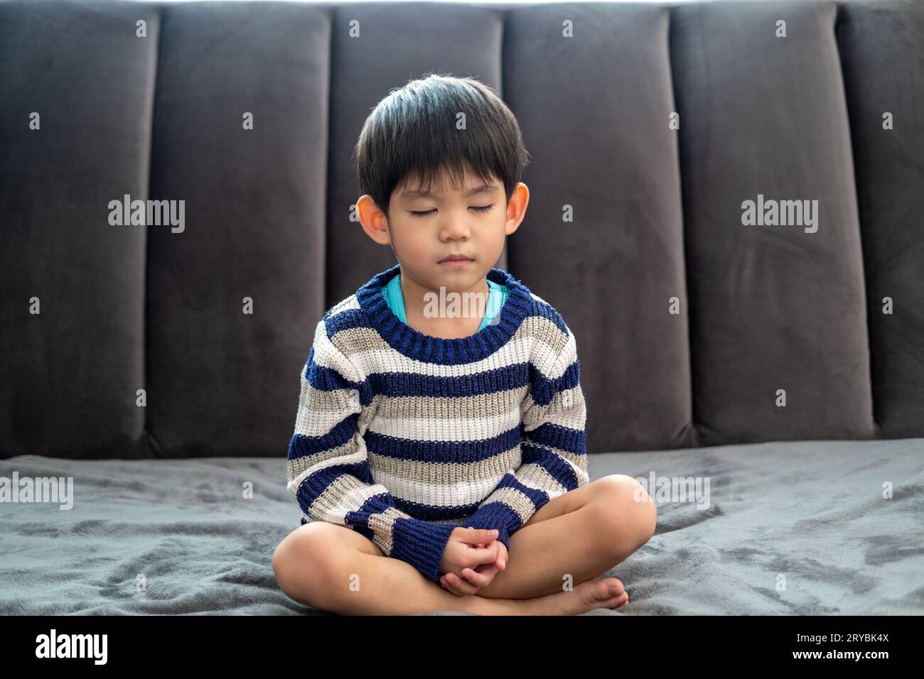 Kids poses hi-res stock photography and images - Alamy