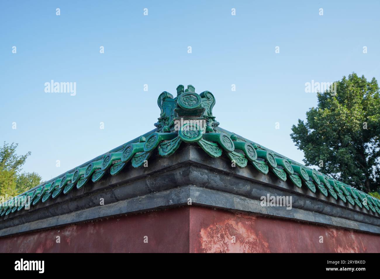 Green Chinese glazed roof tile buildings in Ditan Park, Beijing Stock ...