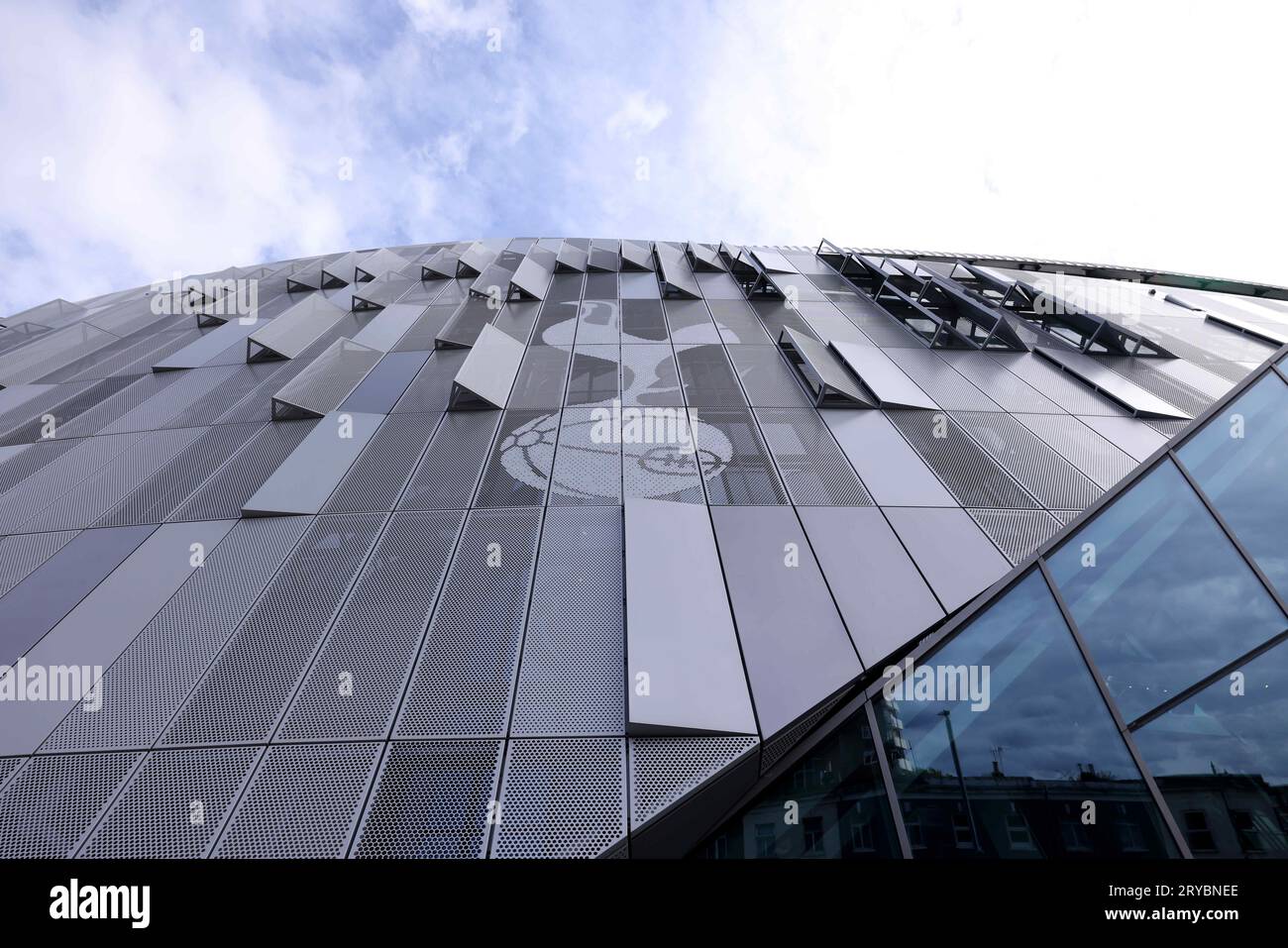 Tottenham hotspur stadium outside view hi-res stock photography and ...