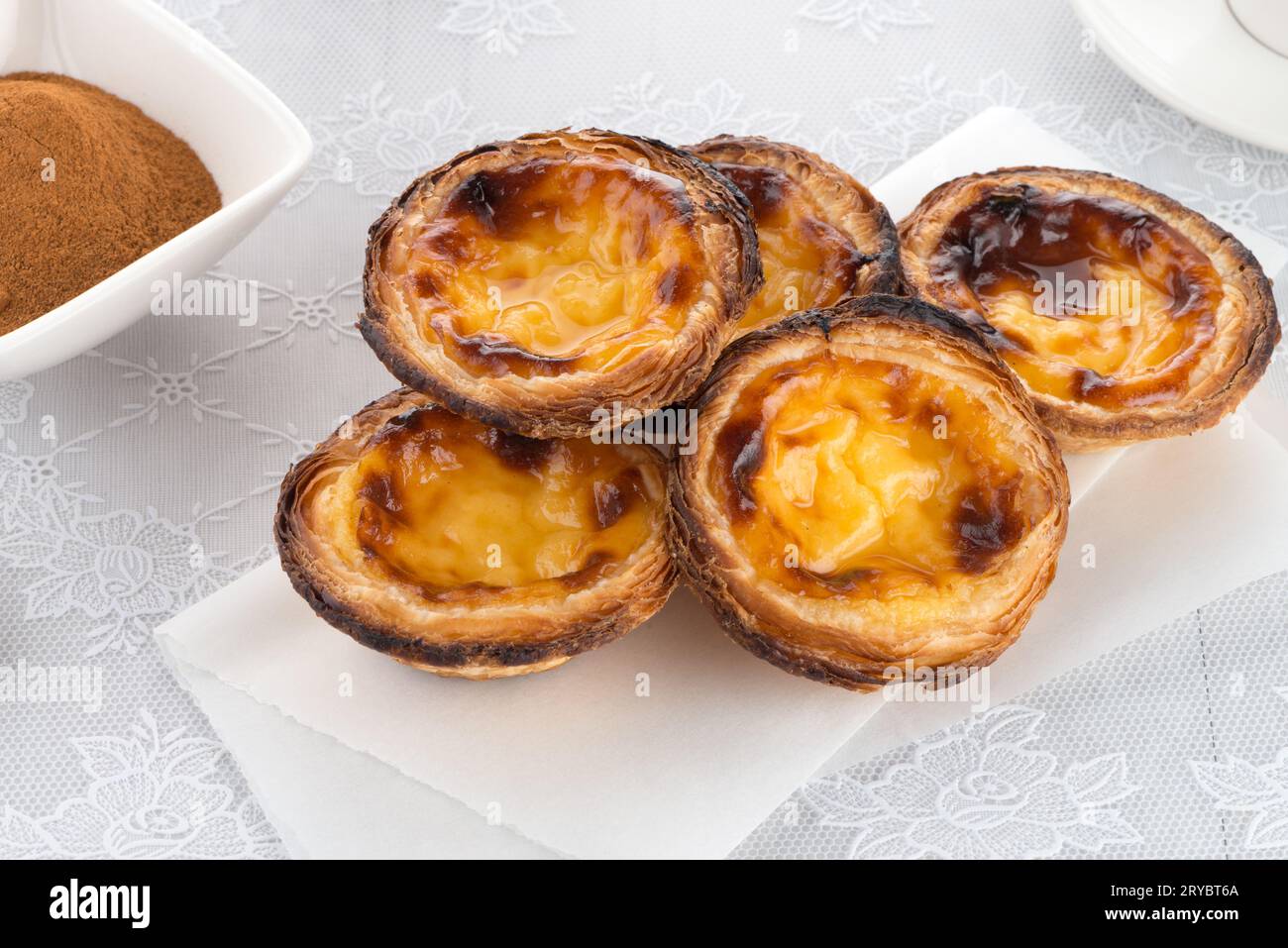 Egg roll table hi-res stock photography and images - Alamy