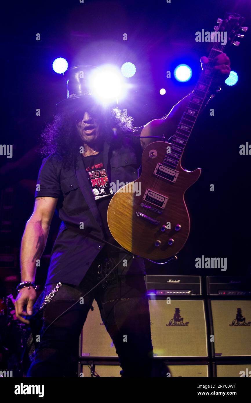 Slash saul hudson hi-res stock photography and images - Alamy