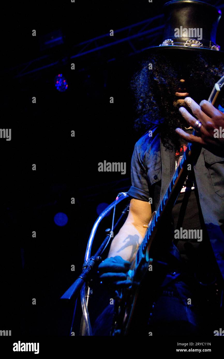 Slash saul hudson hi-res stock photography and images - Alamy
