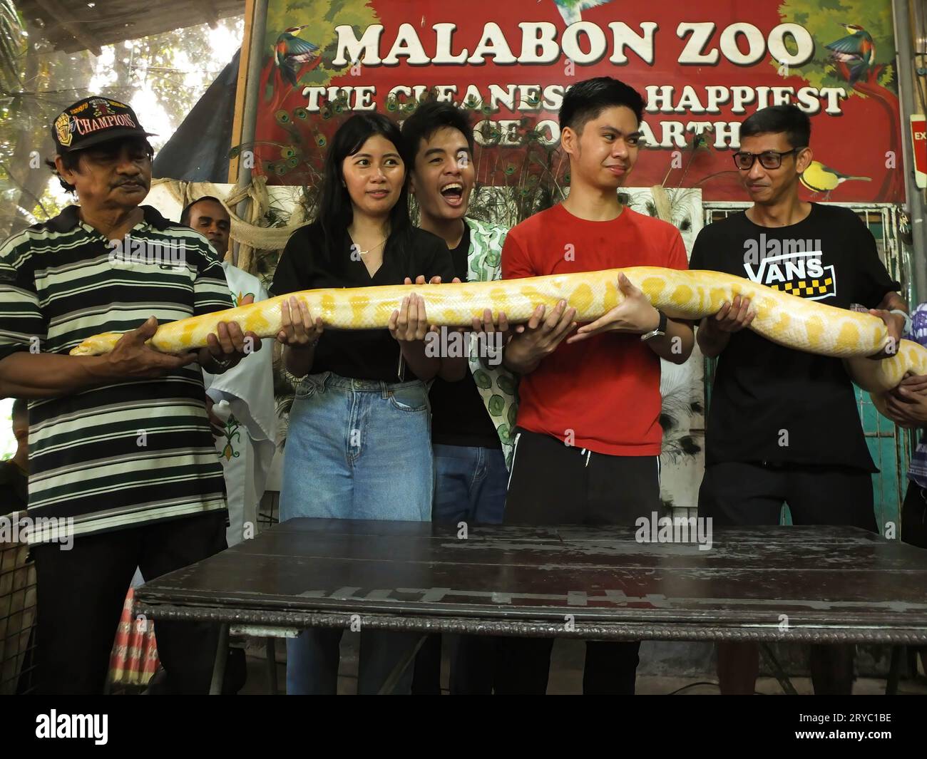 Malabon, Philippines. 30th Sep, 2023. Students hold "Cheesecake", An albino Burmese python with ...