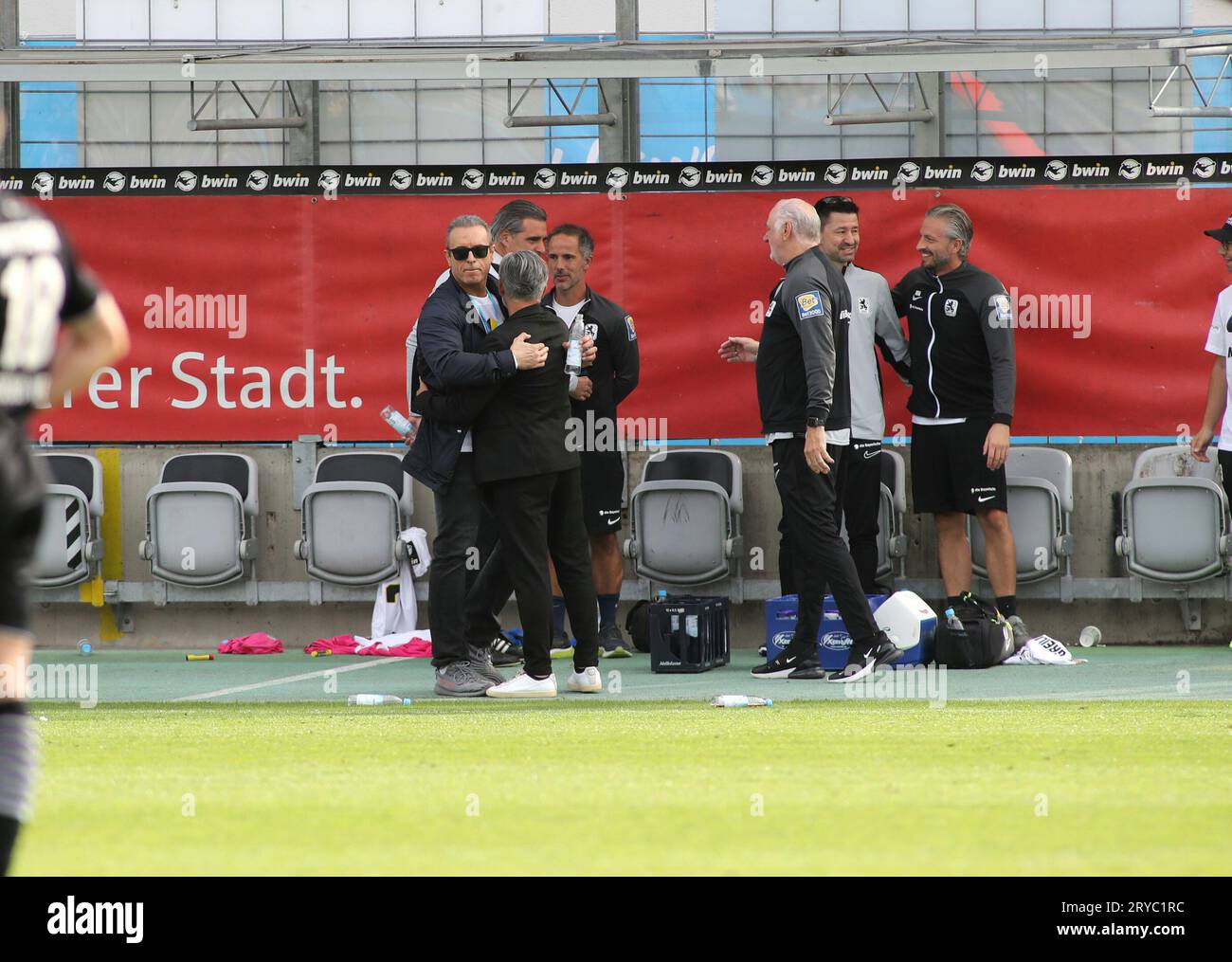 Anthony power umarmt maurizio jacobacci hi-res stock photography and ...