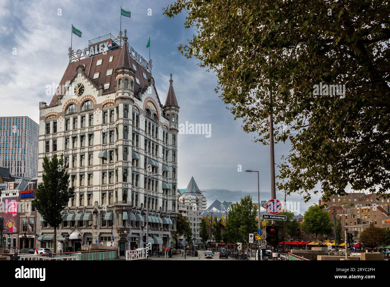 Het witte huis in Rotterdam is constructed in 1889, this 10-story art ...