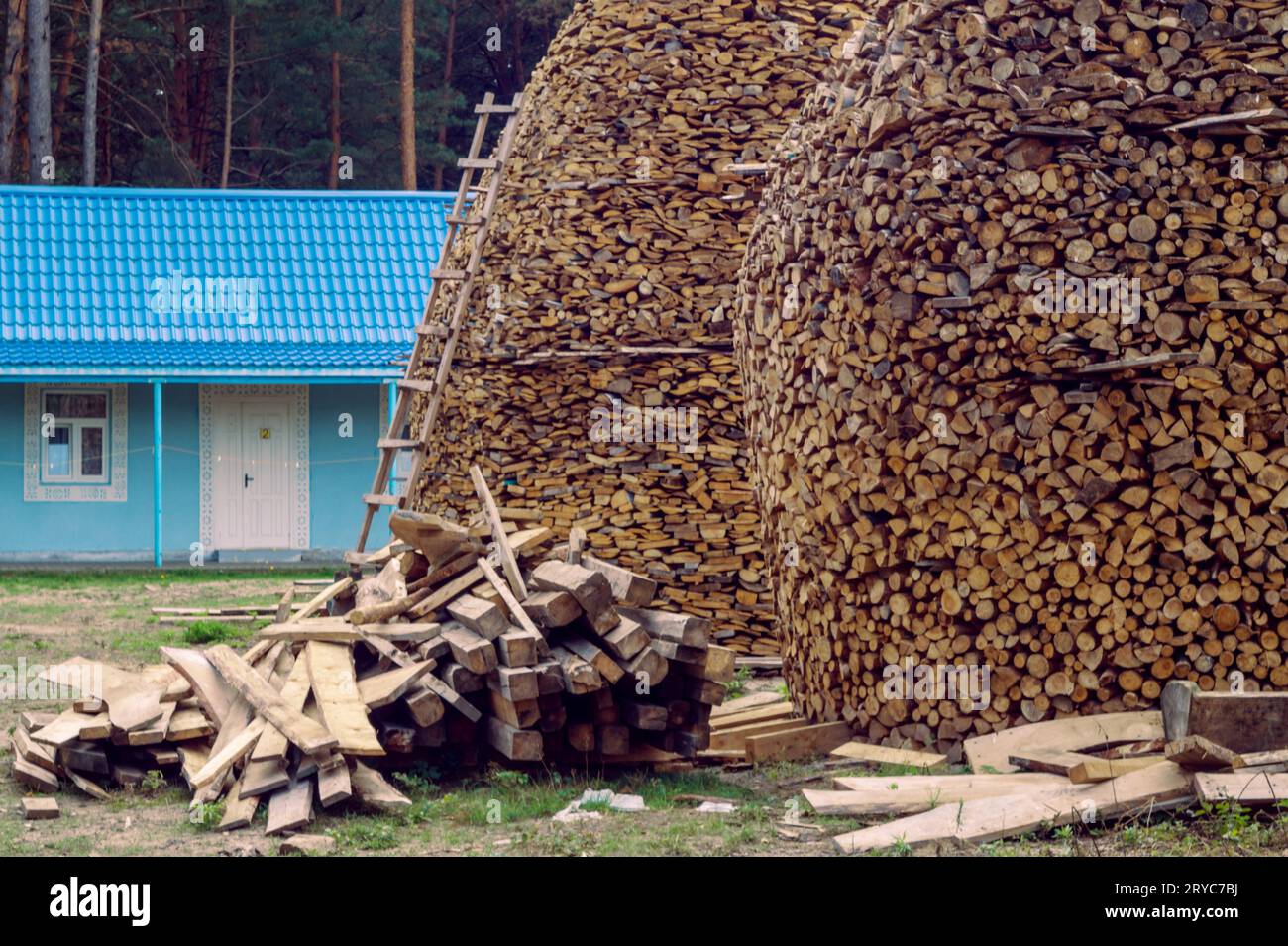 Woodpile stacked firewood hi-res stock photography and images - Alamy
