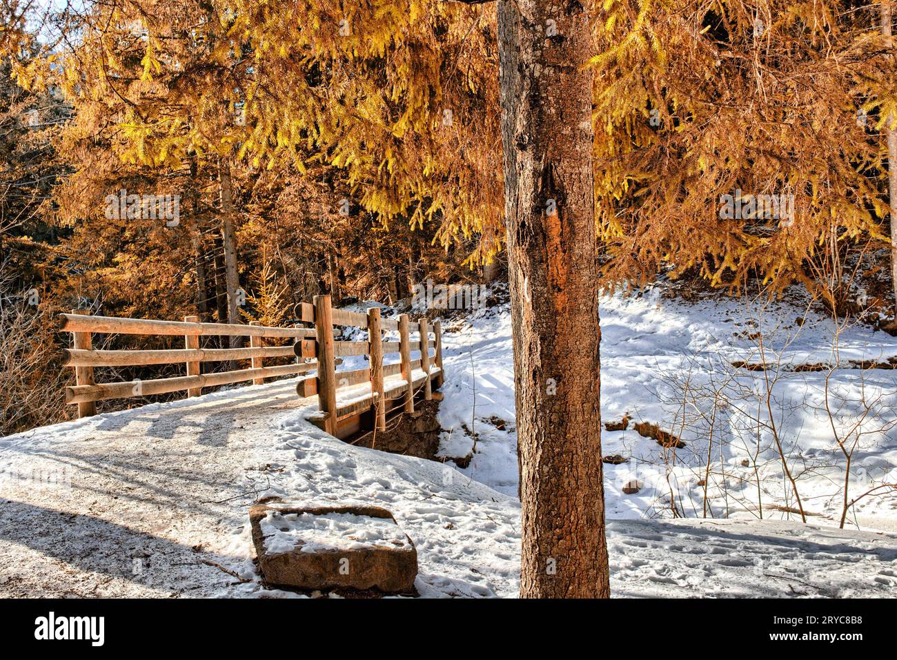 Covered bridge in white mountains hi-res stock photography and images ...