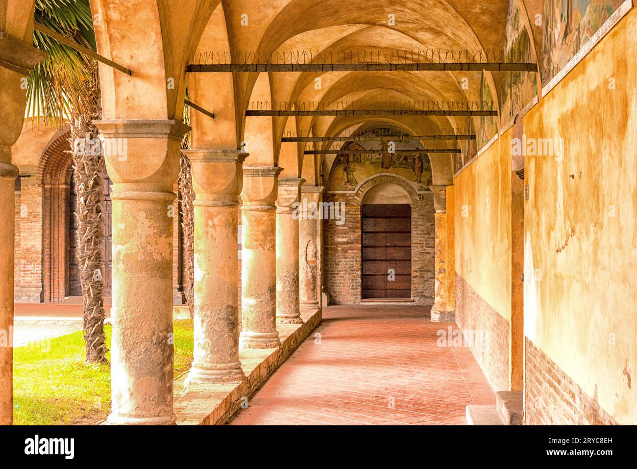 Italian colonnade hi-res stock photography and images - Alamy