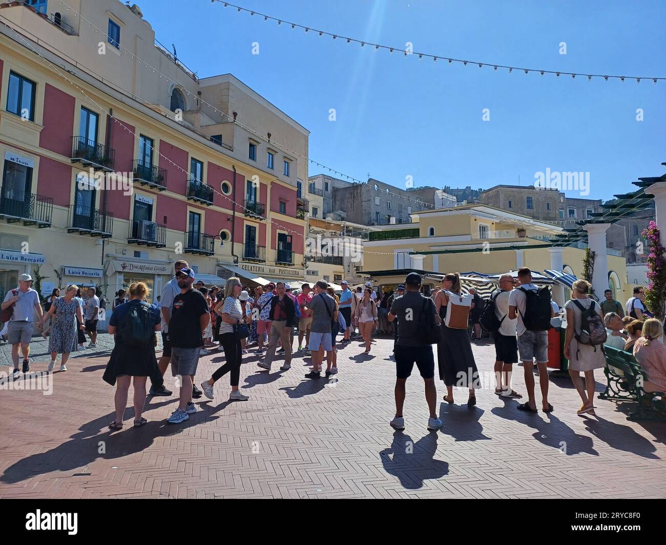 Turisti a Capri (Italia) nelle strade e sulla spiaggia Stock Photo - Alamy