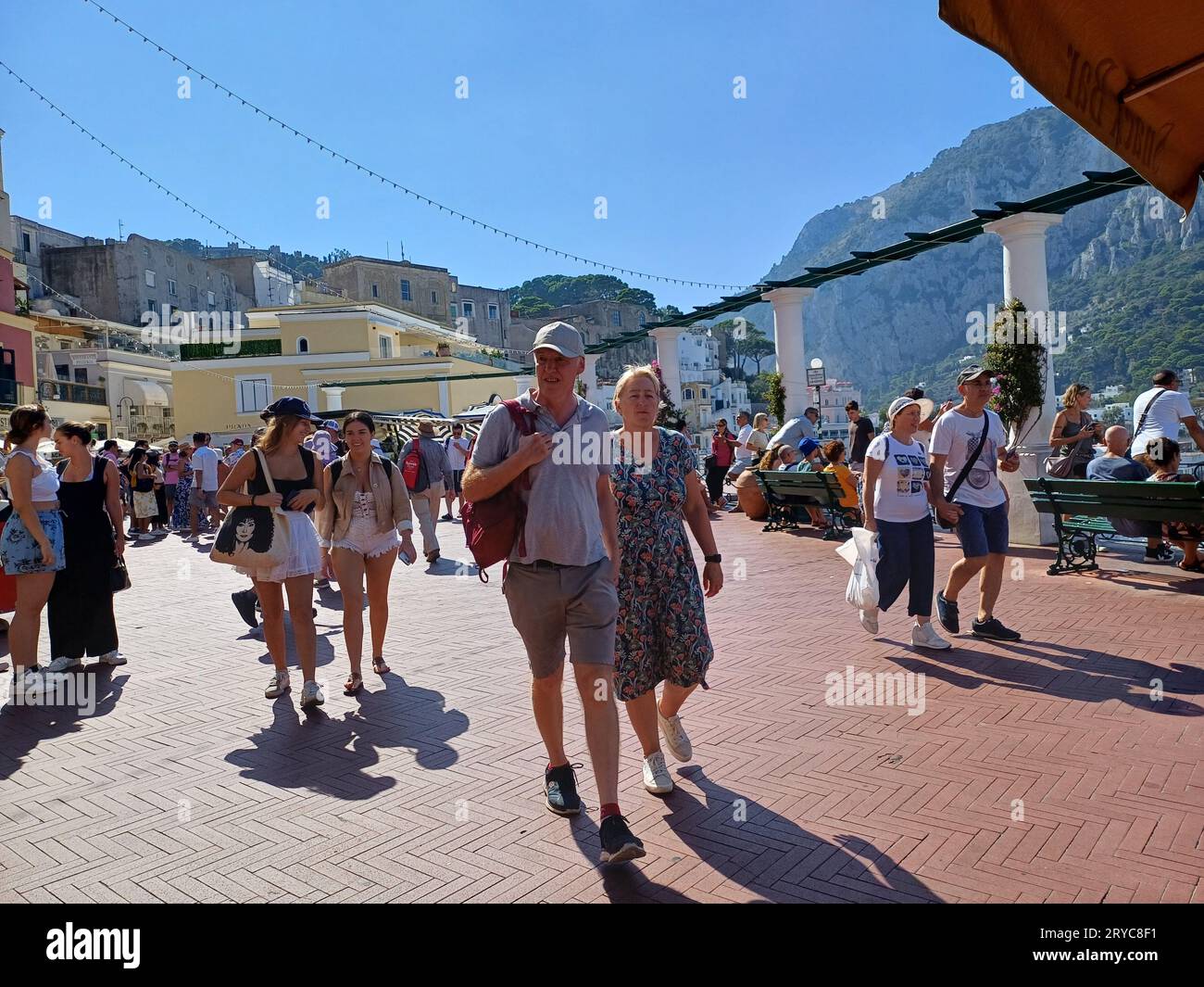 Turisti a Capri (Italia) nelle strade e sulla spiaggia Stock Photo - Alamy