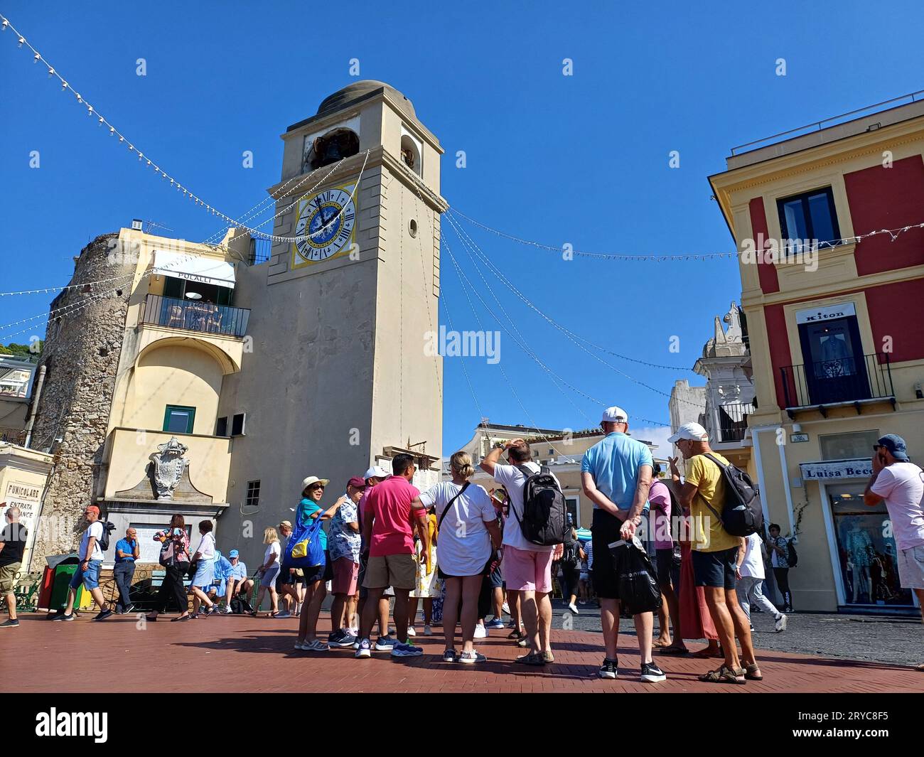 Turisti a Capri (Italia) nelle strade e sulla spiaggia Stock Photo - Alamy