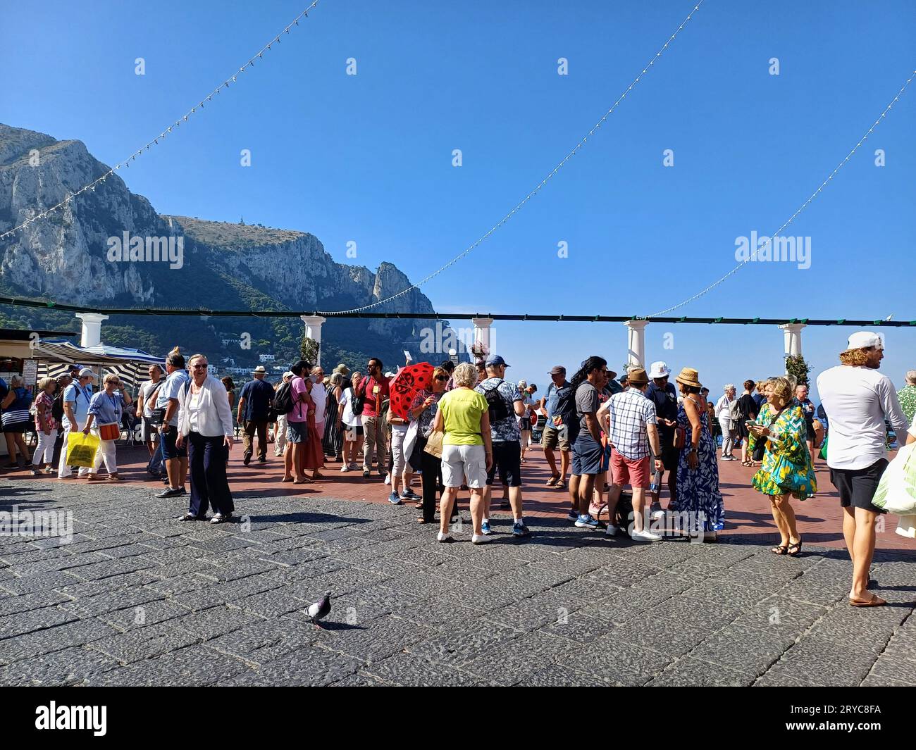 Turisti a Capri (Italia) nelle strade e sulla spiaggia Stock Photo - Alamy