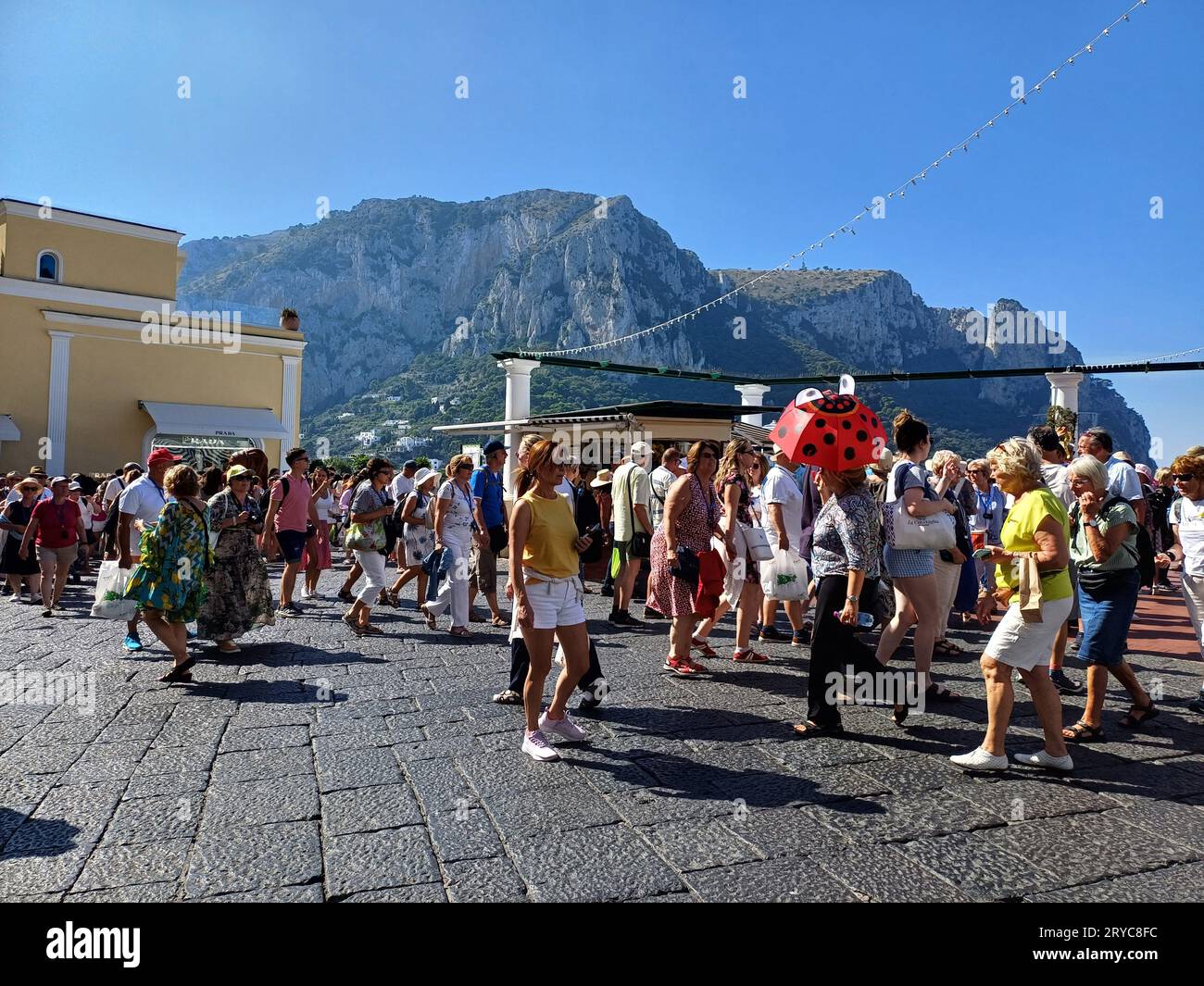 Turisti a Capri (Italia) nelle strade e sulla spiaggia Stock Photo - Alamy