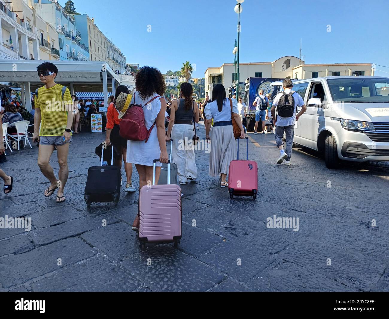 Turisti a Capri (Italia) nelle strade e sulla spiaggia Stock Photo - Alamy