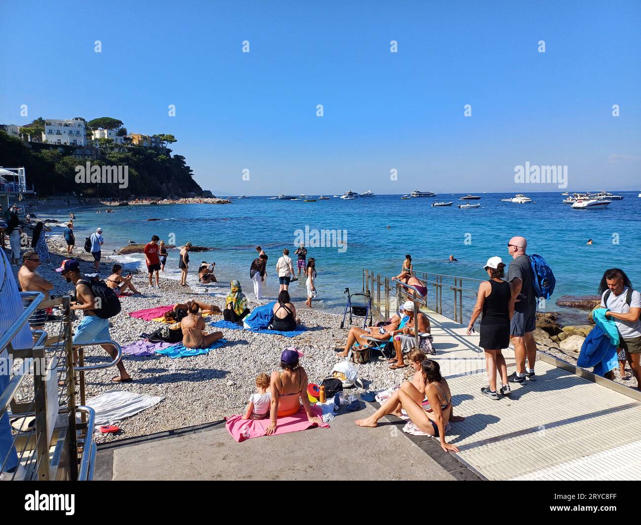 Turisti a Capri (Italia) nelle strade e sulla spiaggia Stock Photo - Alamy