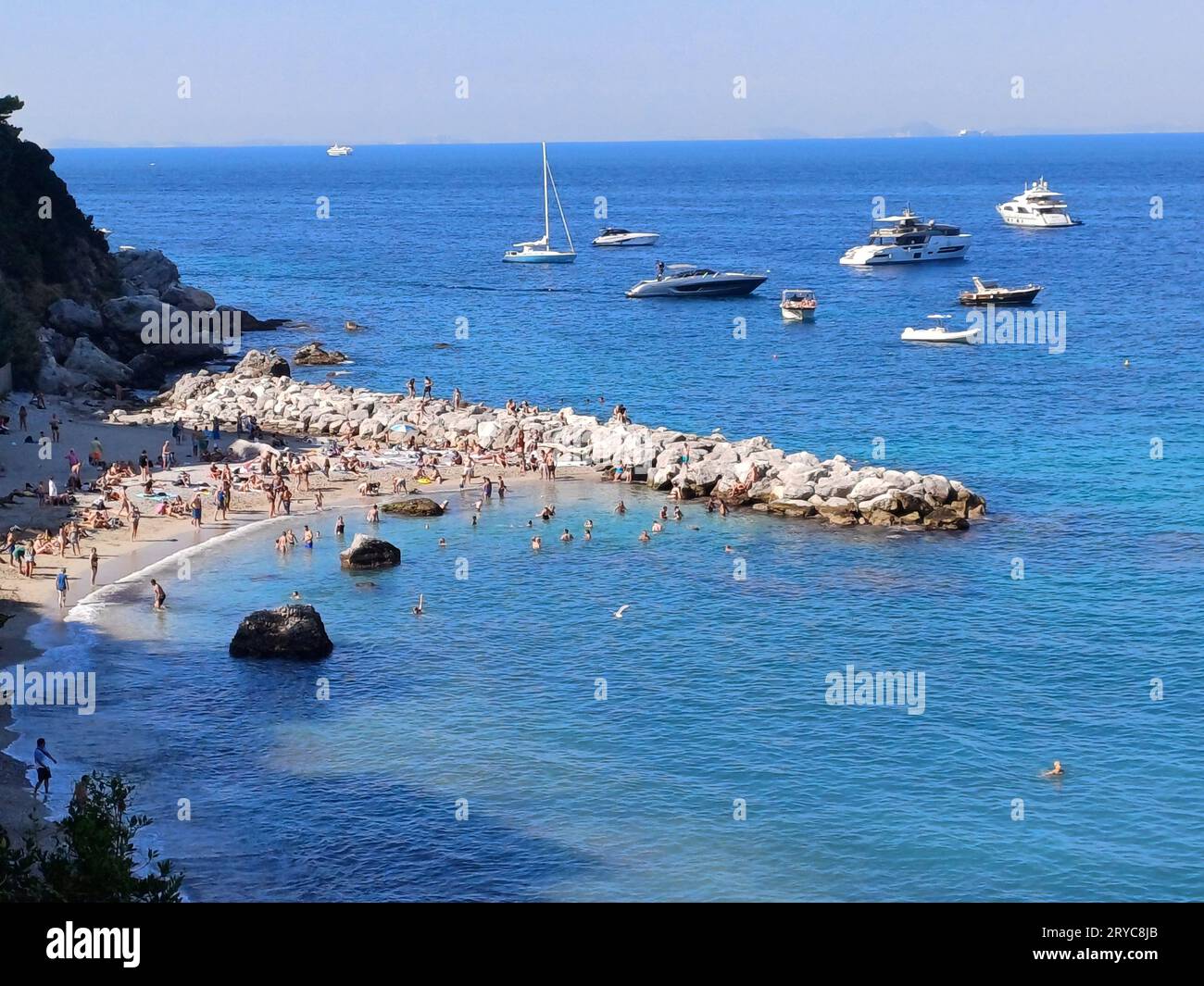 Turisti a Capri (Italia) nelle strade e sulla spiaggia Stock Photo - Alamy