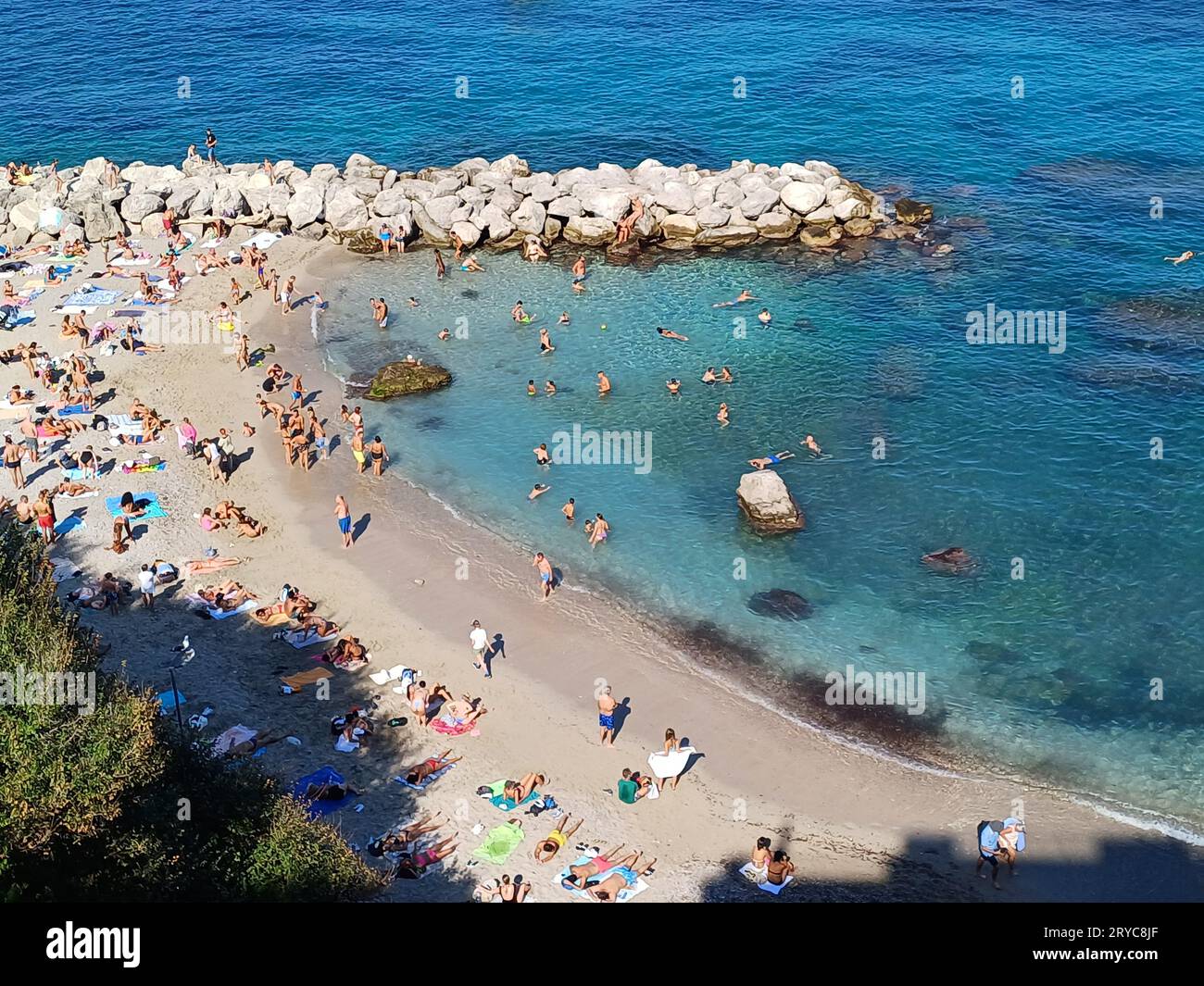 Turisti a Capri (Italia) nelle strade e sulla spiaggia Stock Photo - Alamy