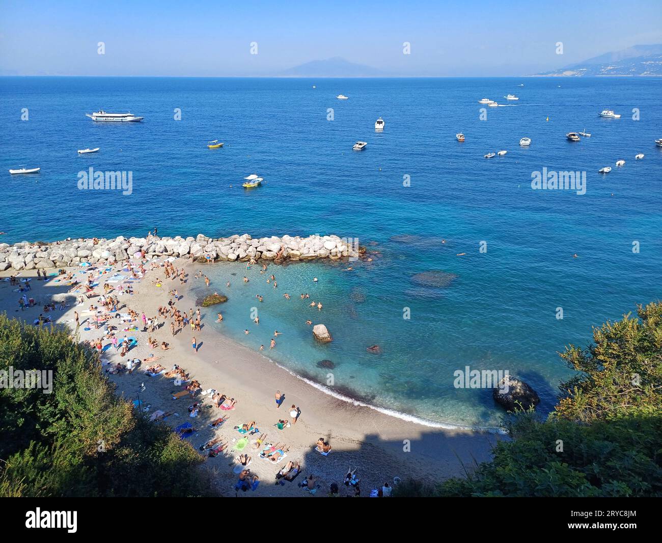 Turisti a Capri (Italia) nelle strade e sulla spiaggia Stock Photo - Alamy