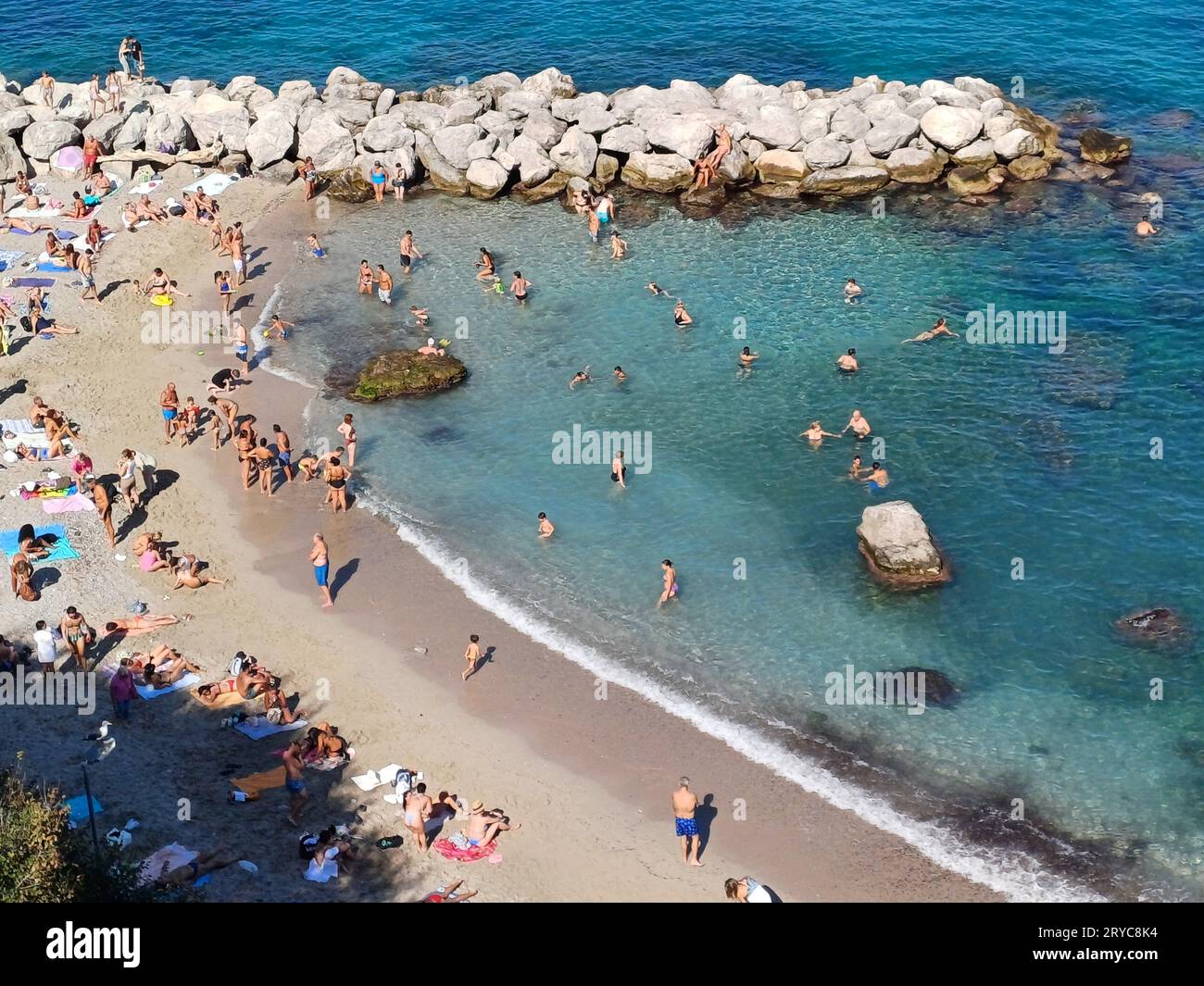 Turisti a Capri (Italia) nelle strade e sulla spiaggia Stock Photo - Alamy
