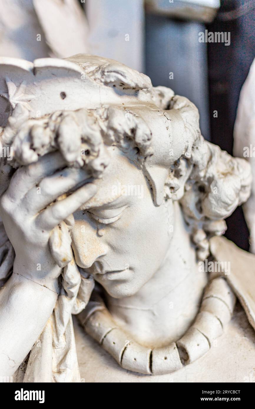 Crying statue hi-res stock photography and images - Alamy