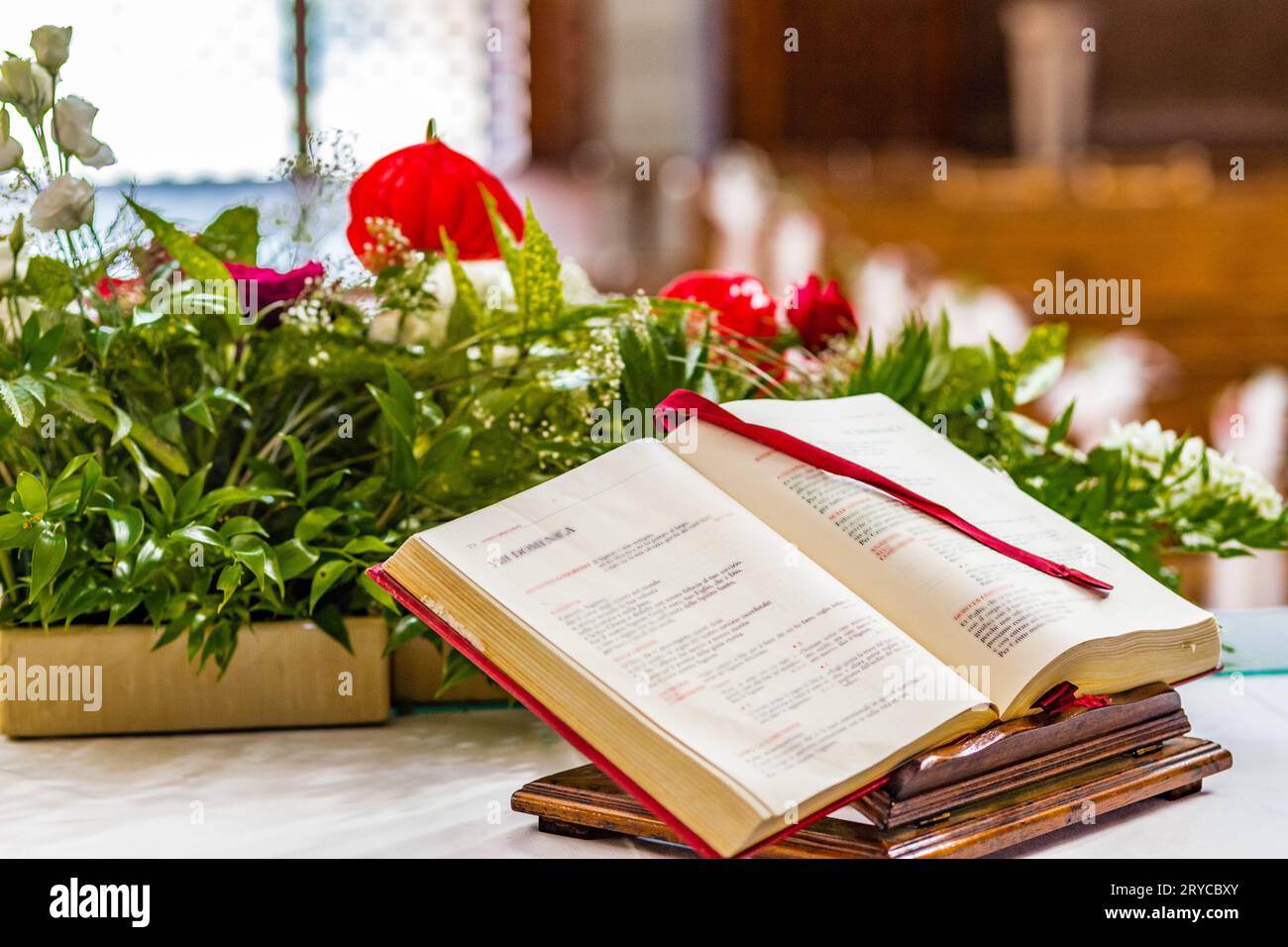 Open bible on altar hi-res stock photography and images - Alamy