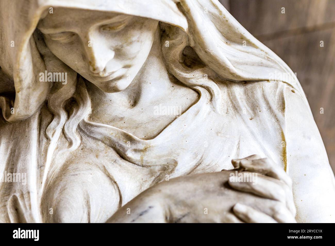 Statue of praying woman Stock Photo - Alamy