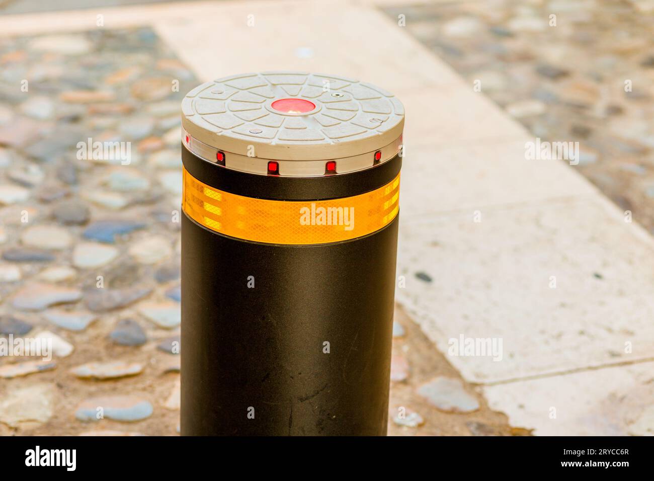 Black and yellow bollard hi-res stock photography and images - Alamy