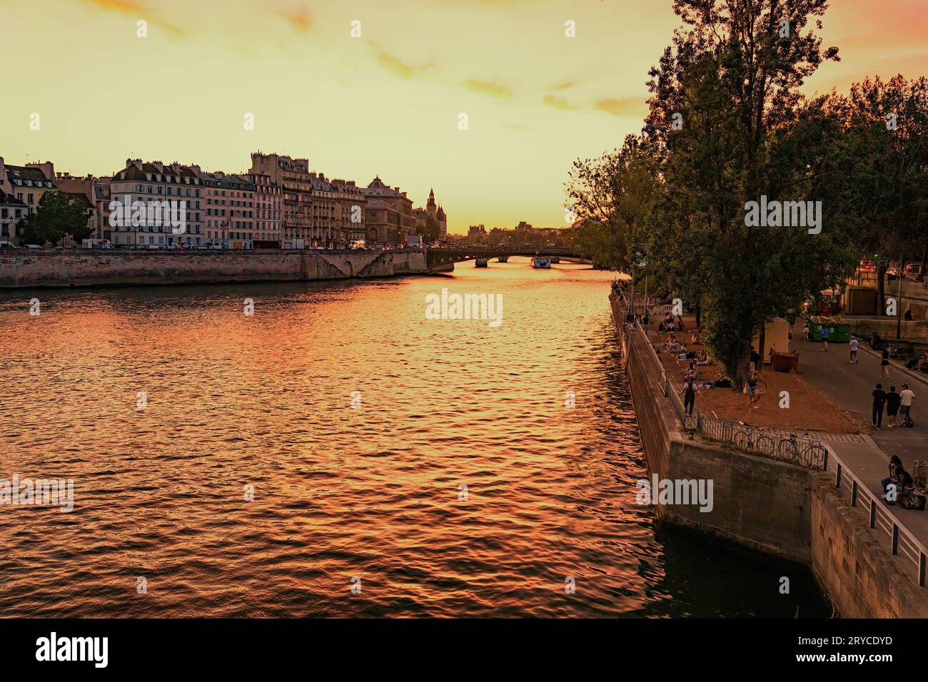 Paris seine right bank hi-res stock photography and images - Alamy