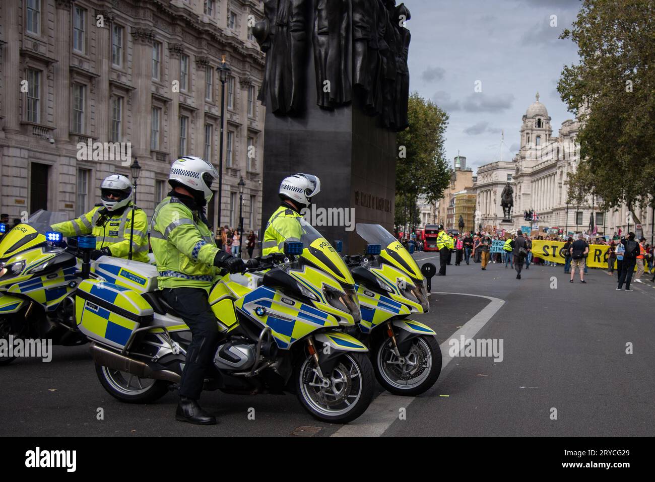 London, UK. 30th Sep, 2023. The Metropolitan Police stand on guard ...
