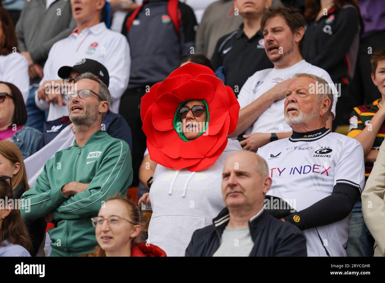 London, UK. 30th Sep, 2023. An English fan weating a red rose head gear ...