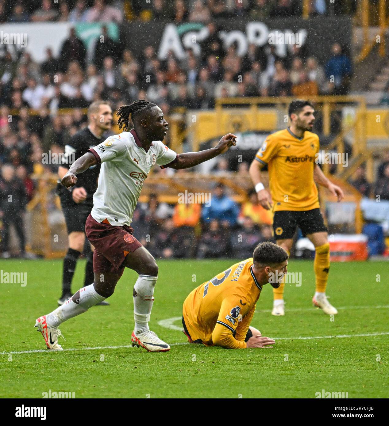 Football stadium wide shot hi-res stock photography and images - Alamy