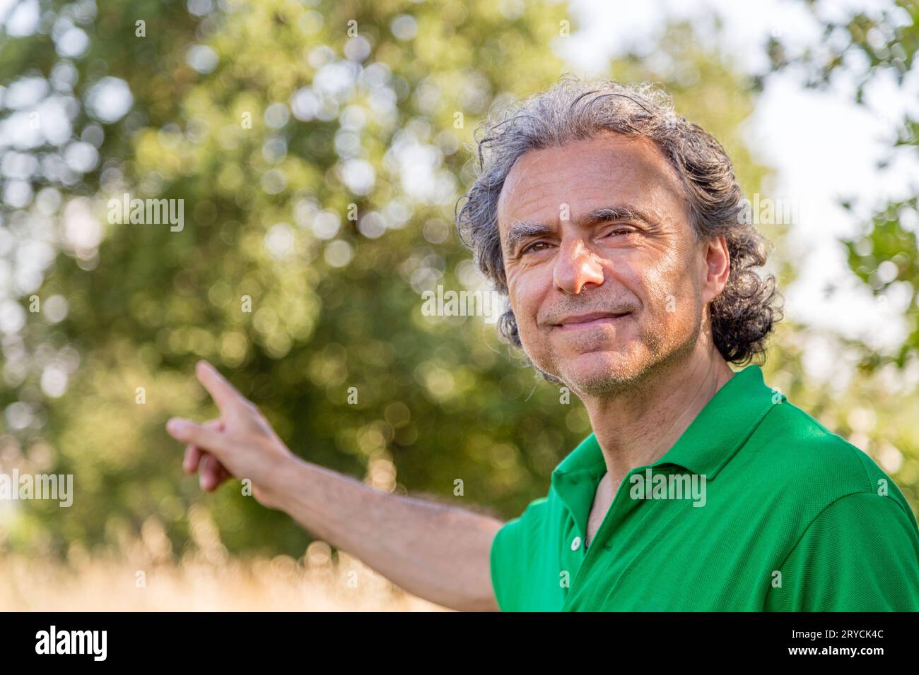 Pointing arm hi-res stock photography and images - Alamy