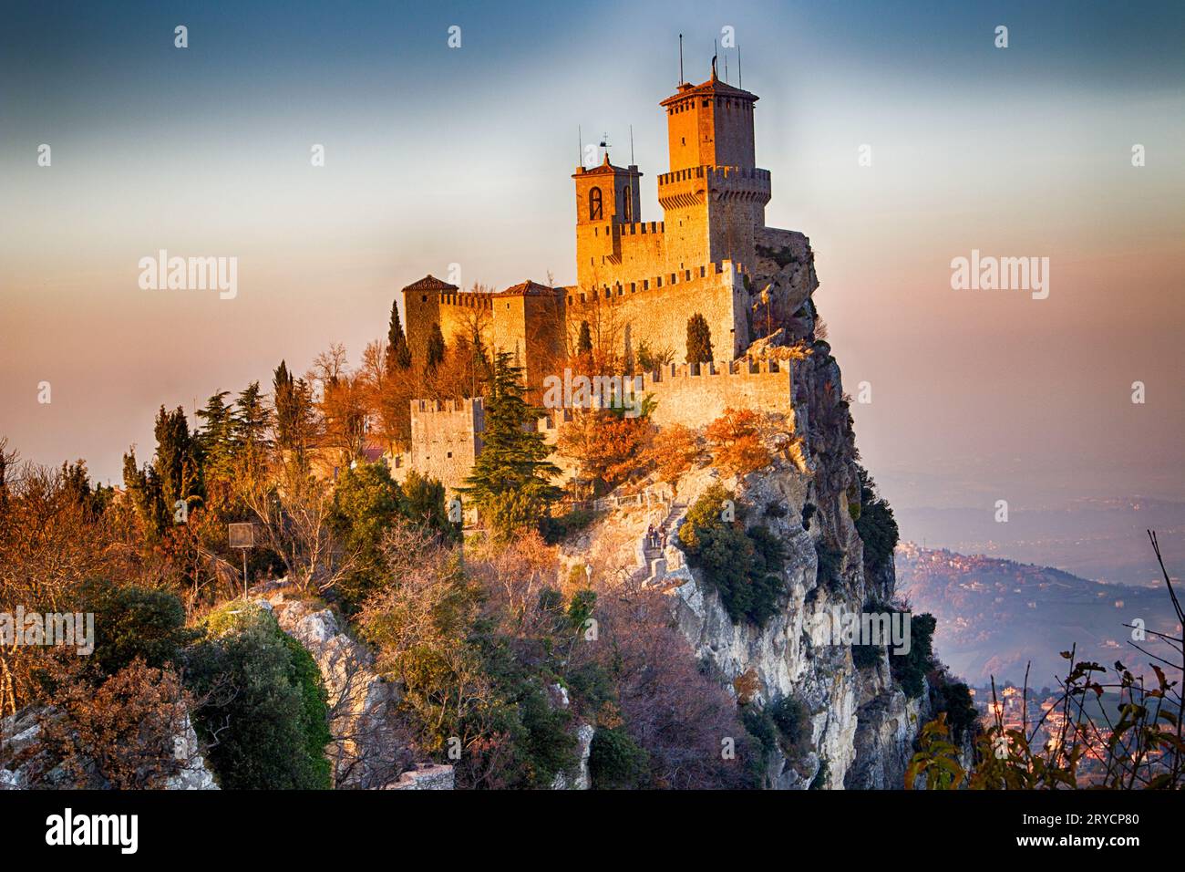 Medieval castle tower crenellated hi-res stock photography and images ...