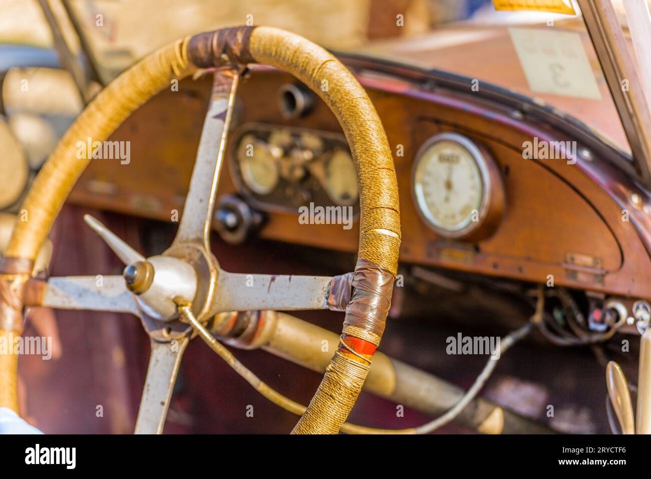 Dashboard of a vintage car Stock Photo - Alamy