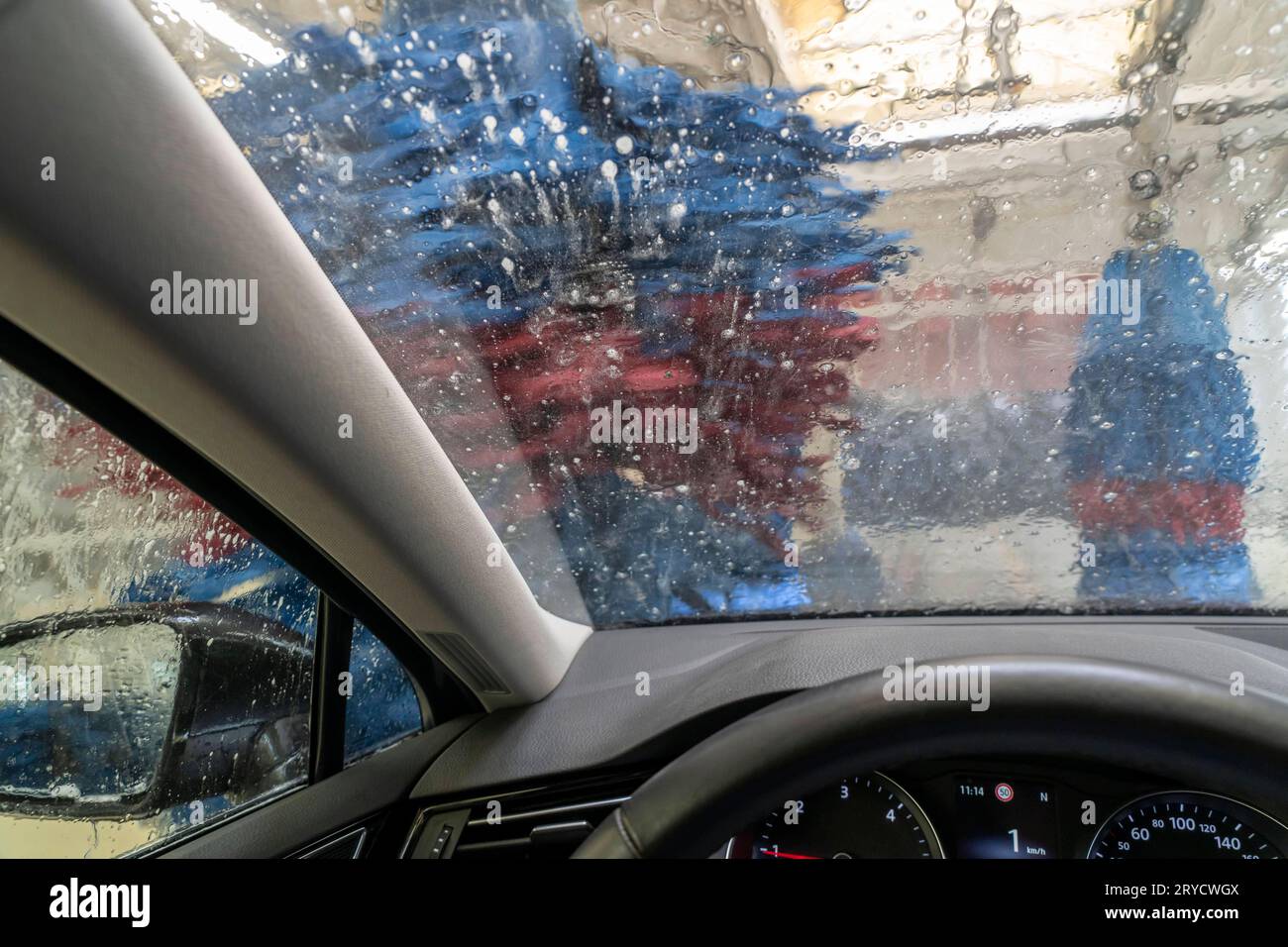 Auto in einer automatischen Waschanlage, Autowaschstraße ...