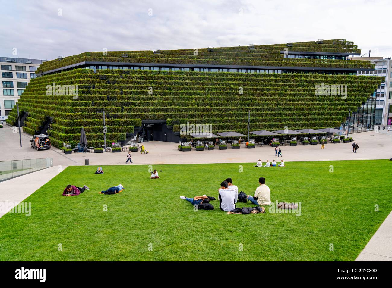 Grüne Fassade, aus über 30.000 Hainbuchen, die eine gut 8 Kilometer ...