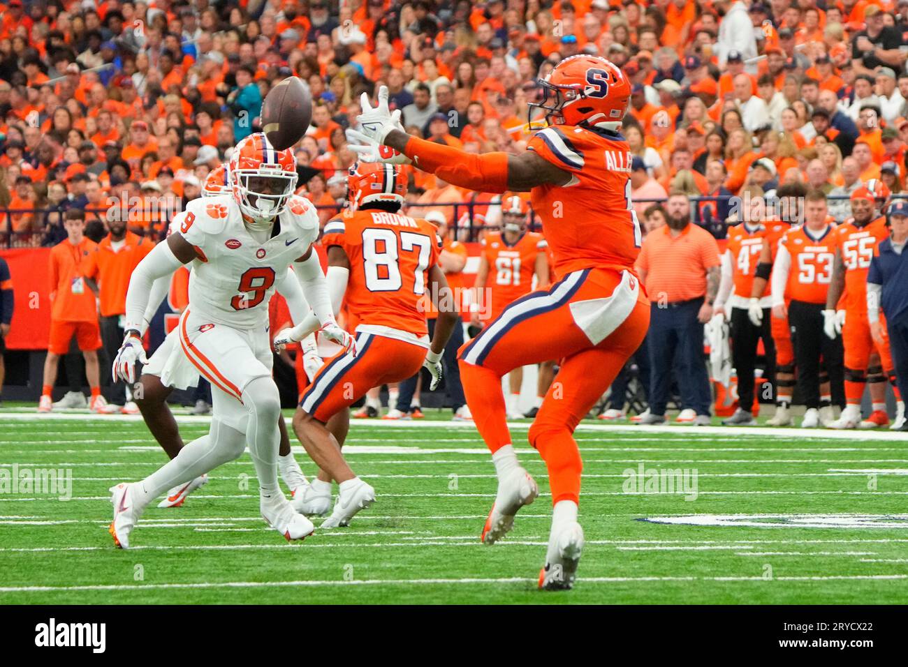 SYRACUSE, NY - SEPTEMBER 30: Syracuse Orange Running Back LeQuint Allen ...